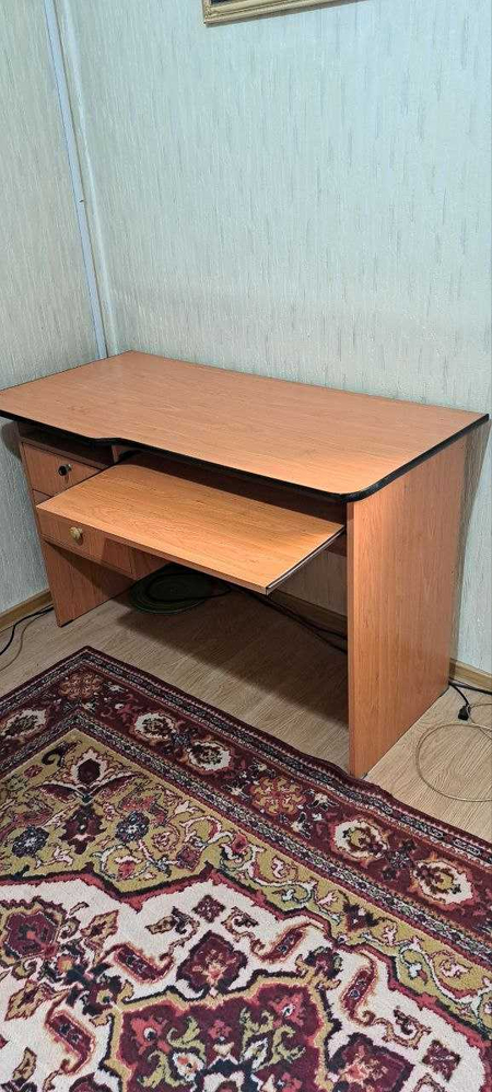 Стол письменный. Для работы и учёбы.