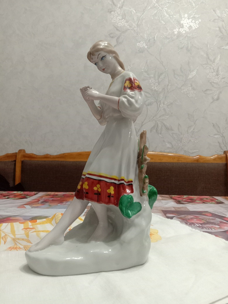 Фарфоровая статуэтка