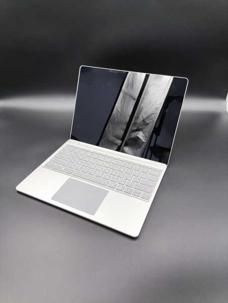 Продам windows surface go в отличном состоянии