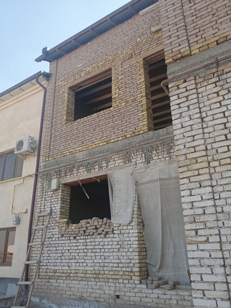 Курилиши тугалланмаган 2 каватли турар жой Хонка йулида