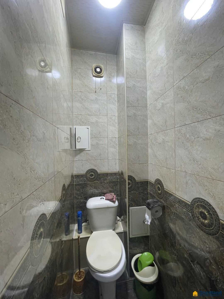 В районе Юнусабад 10 квартале продается 2 ком квартира (J 2022)