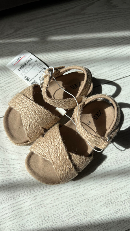 Продам босоножки детские Zara