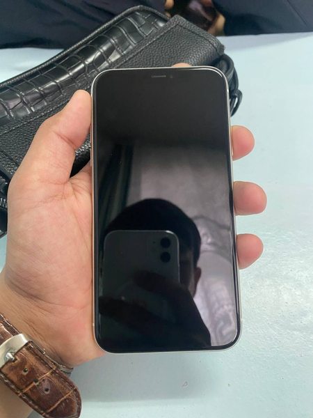 Iphone 11 sotladi\\nTel idyal aybi yo \\nKaropka dakment bi