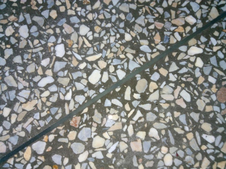Beton pollarni yuqori sifatli silliqlash.