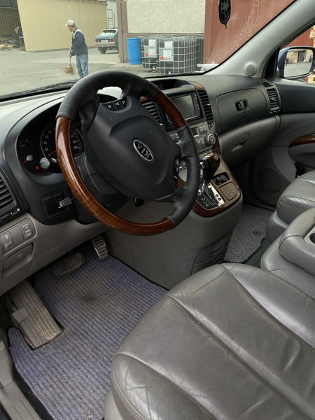 Kia carnival