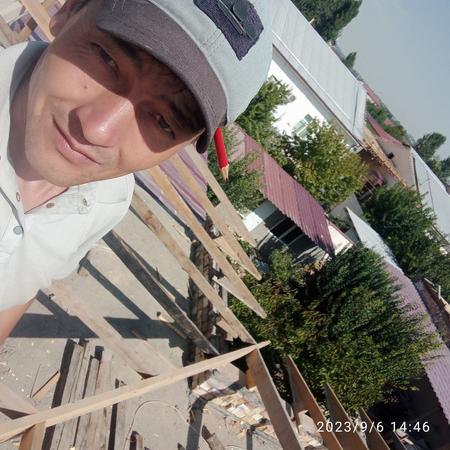 Том е
