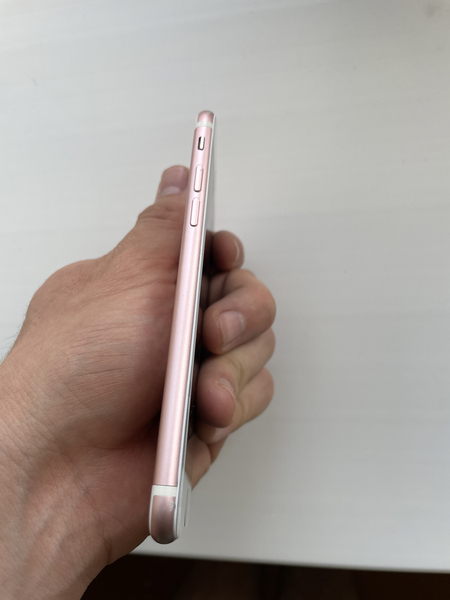 Iphone 7 rose gold.