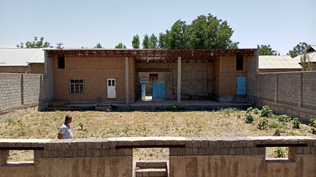 Yarim tayyor uchastka hovli sotiladi