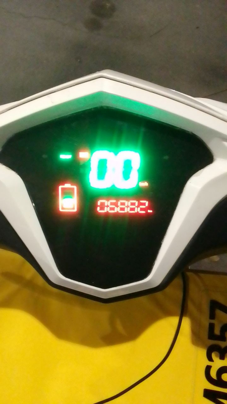 Elektronni skuter sotiladi
