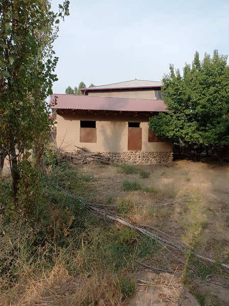 Uchastka sotiladi 8 soʻtigʻ 2 xonali uyibor soʻtigʻi 4500$ dan