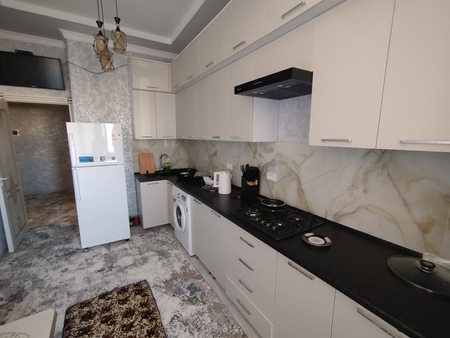 3 xonali  uy sotiladi, sag gilamlarini orqa tomonida
