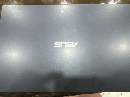 Ноутбук Asus в черном цвете