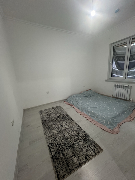 3 xonali uyning 1 xonasi beriladi qizlaga