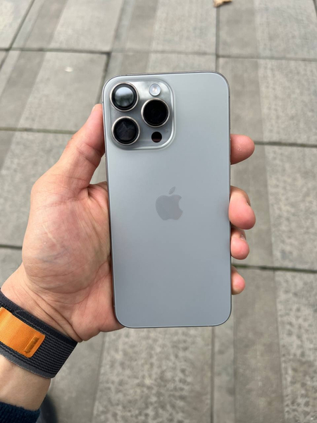 iPhone 15 pro max titan