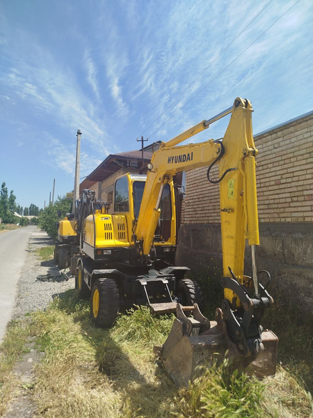 Ekskavator Hyundai 555w-7 srochniy sotiladi  kamplekt kovushi bor