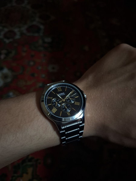 Мужские японские часы CASIO с небольшой царапиной на стекле