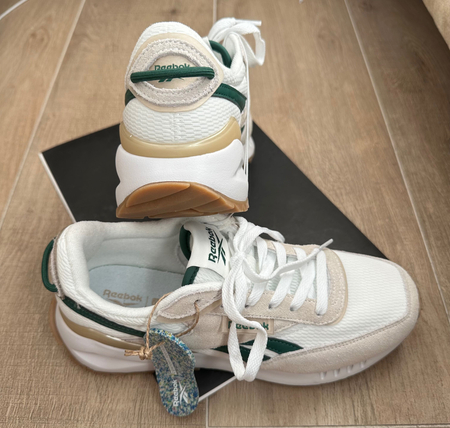 Женские кроссовки Reebok