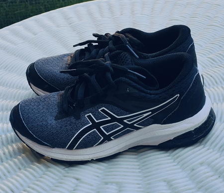 Продам детские фирменные кроссовки Asics