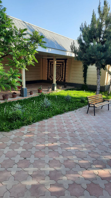 Qulayliklar:Tapchan,basseyn,sauna,yotoq hona,playstation,tenis karaoke