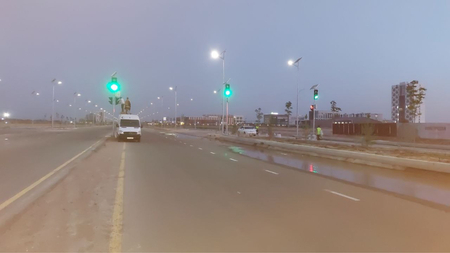 Asfalt beton, svetofor, koʻcha chiroqlari.