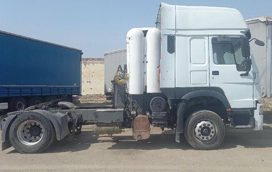 Тягач А6 sinotruk 2017 йил срочно сотилади