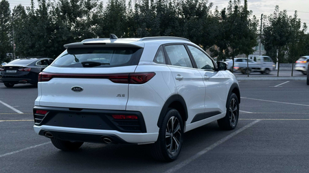 Tracker dan zerikkanlar uchun Jac JS6