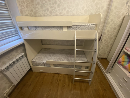 Кровать и письменный стол