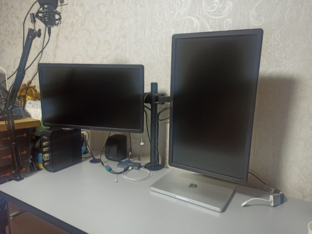 Продам комплект (2 монитора DELL 24' и кронштейн). В отл. сост. Из США