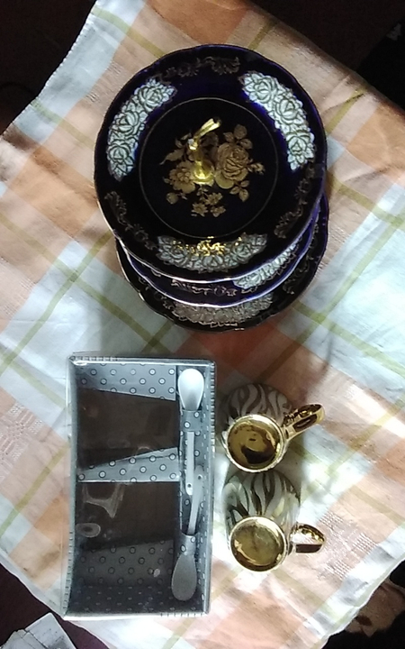 Фруктовница  ,конфетница , золотые  бокалы    с фарфоровыми  ложками.