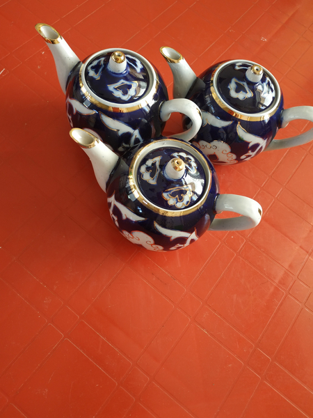 ЧАЙНИКИ , НОВИЕ.ПАХТА.с золотис.800 гр.Бившие Российский.5 шт.