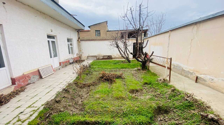 Срочно продается участок в городе 4,5 сотик Лахути, хавли сотилади