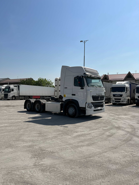 HOWO T7H газовый тягач запас хода 750 км гаратия есть