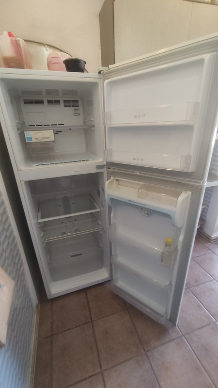 Холодильник LG белого цвета