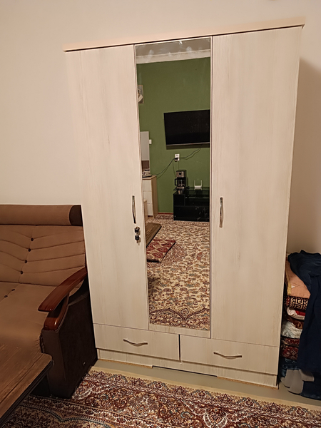 Shkaf sotiladi srochniy
