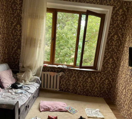 Кора камиш 1/3 да 2/4/4 квартира сотилади.