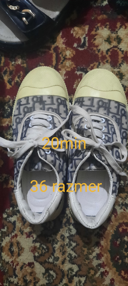 Qizlarga oyoq kiyim bor