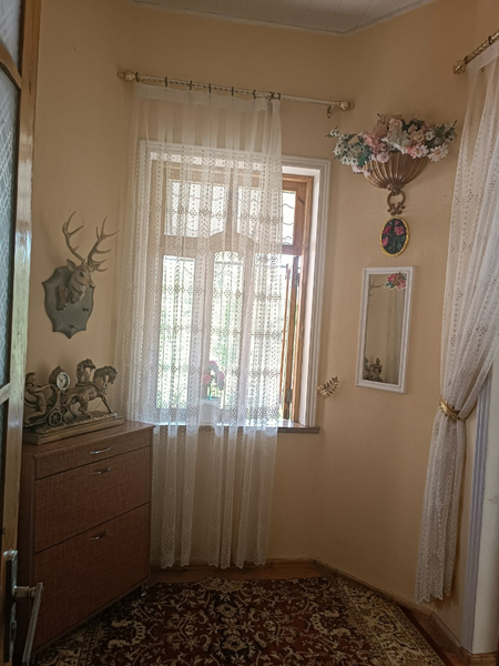 Циолковского-Кизилсу,2этажа,8соток,8комнат,2холла, 2кухни, 3 сан узла