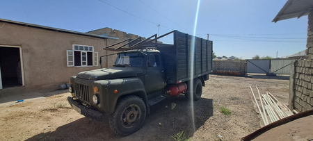 Mashina gaz 53 sotiladi