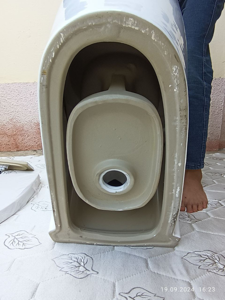 Унитаз литой новый в нижнем выпуском 
С нижним выпуском
Сделано по евр