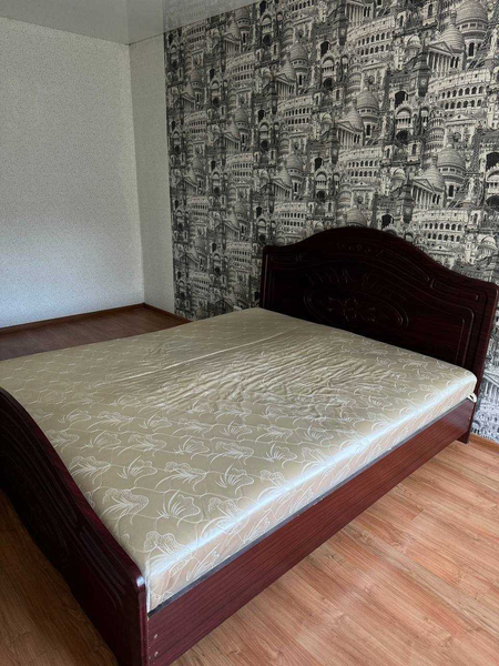 Двуспальная кровать б/у с матрасом