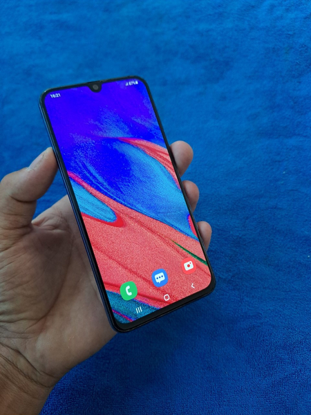 Samsung A40 srochna sotiladi