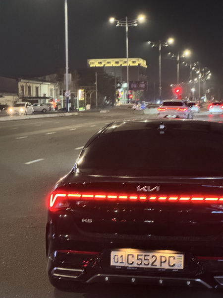 kia k5 qora 2023 variantga