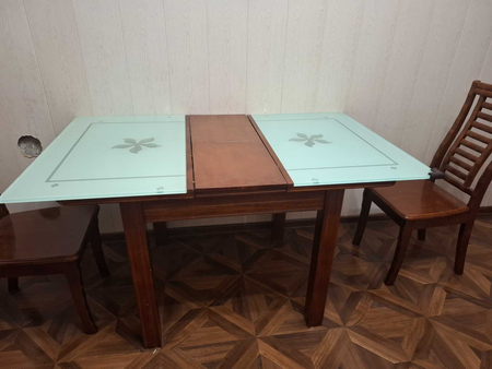 Продам раскладной стол и 4 стула 85 на 110см(85 на 140см)