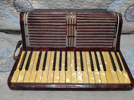 Продам аккордеон Hohner