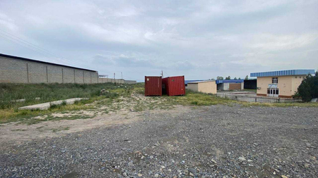 СРОЧНО ПРОДАЁТСЯ участок земли 50 сотох и склад, база, магазин