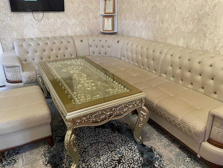 Yumshoq mebel va naqshli stol