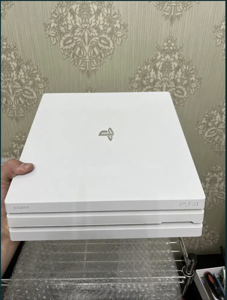 Plastation 4 pro 1 tb