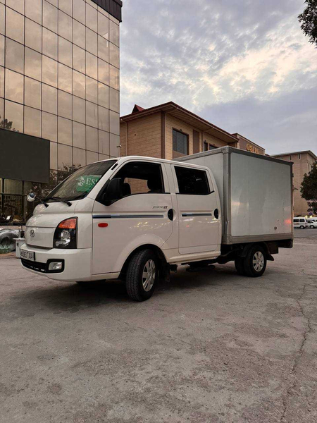 Hyudai porter 2
double cabin...