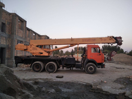 Avtokran KamaZ 2009 yil sotiladi kelisholadi xolati alo narxi 40000