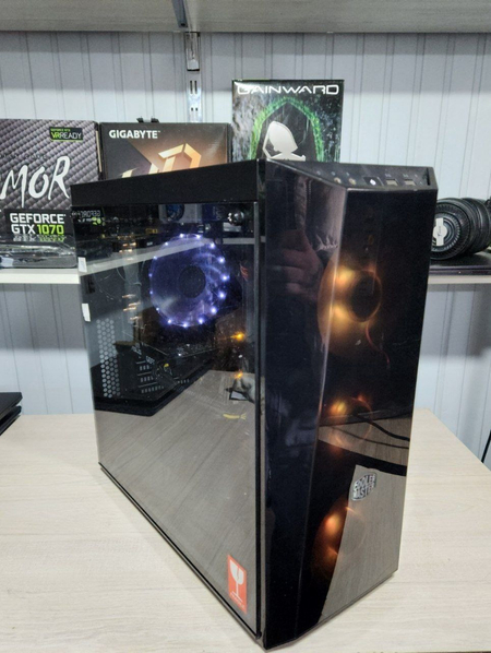 Кейс Кейсы компютер Игровой кейс 
Материнская плата ASUS Z390
Процессо